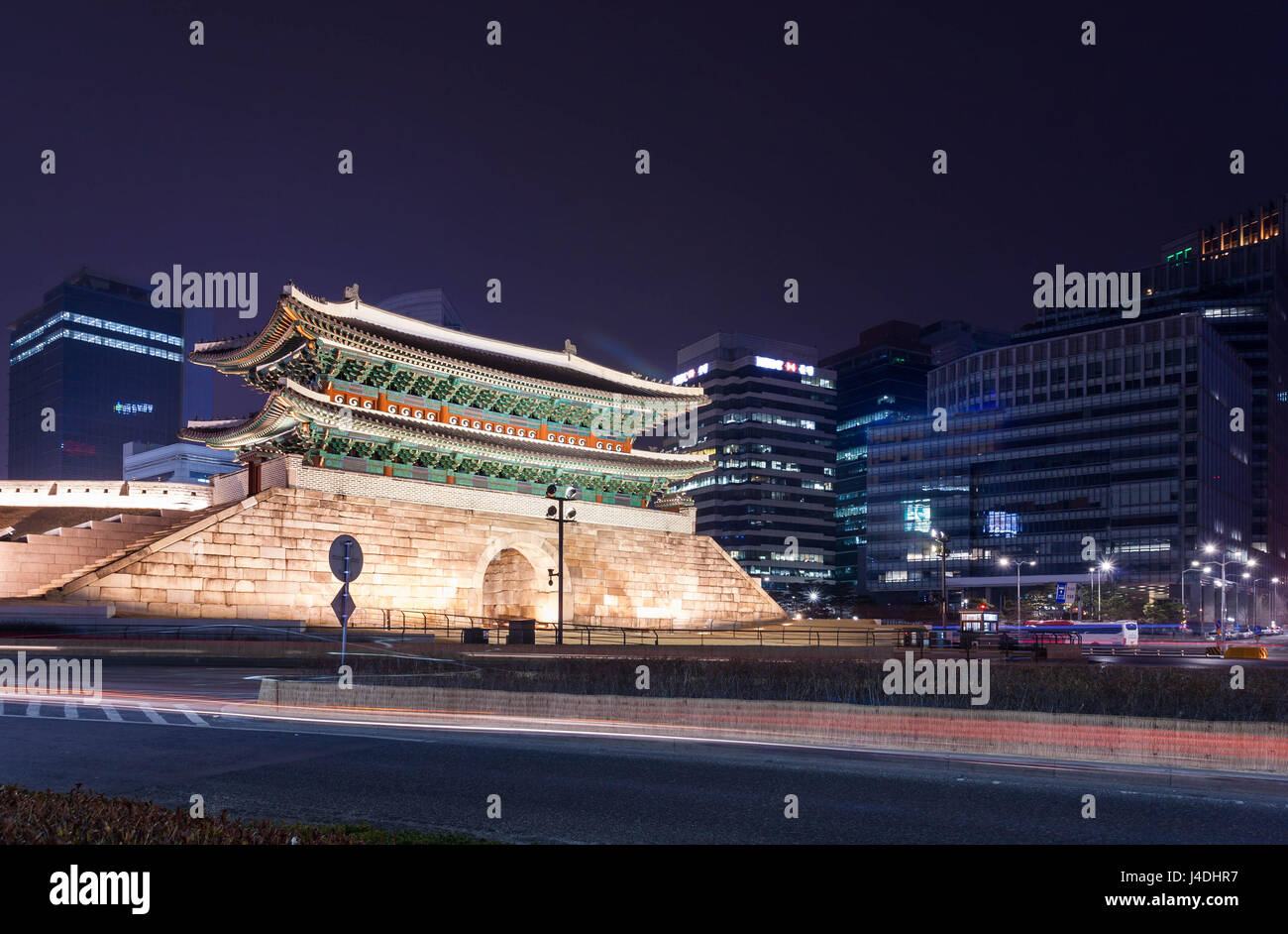 Sungnyemun gate at Night (Namdaemun) in Seoul, South Korea Stock Photo ...
