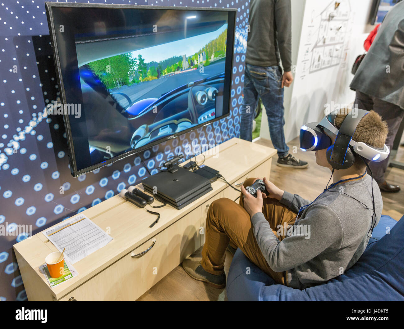 Virtual reality gaming booth hi-res stock photography and images - Alamy