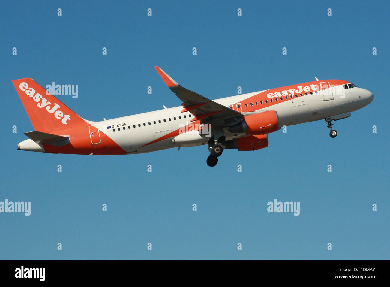 Easyjet plane hi-res stock photography and images - Alamy