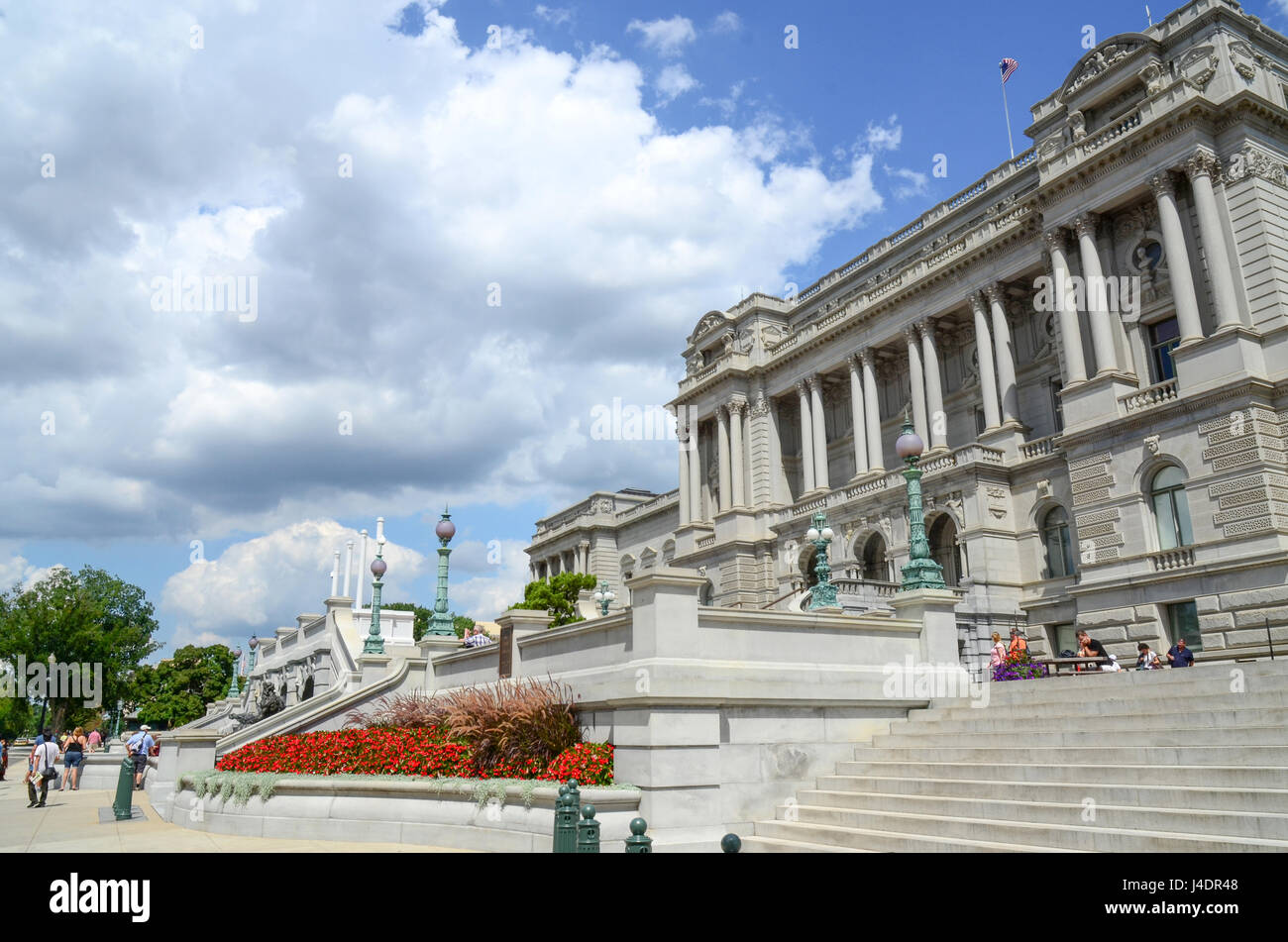 Main entrance to the Thomas Jefferson Building of the Library of ...