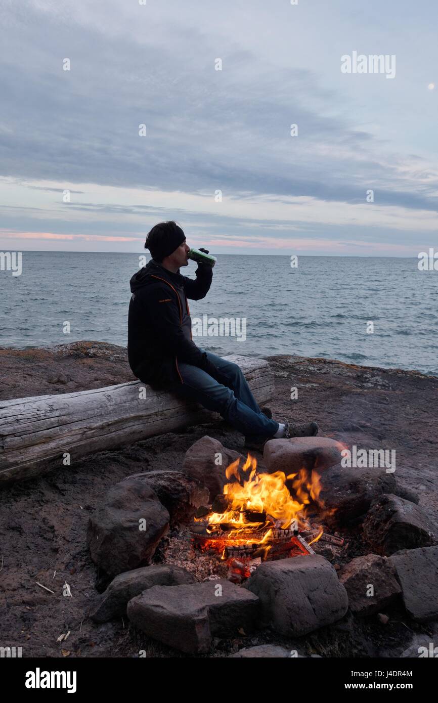 Beer campfire hi-res stock photography and images - Alamy