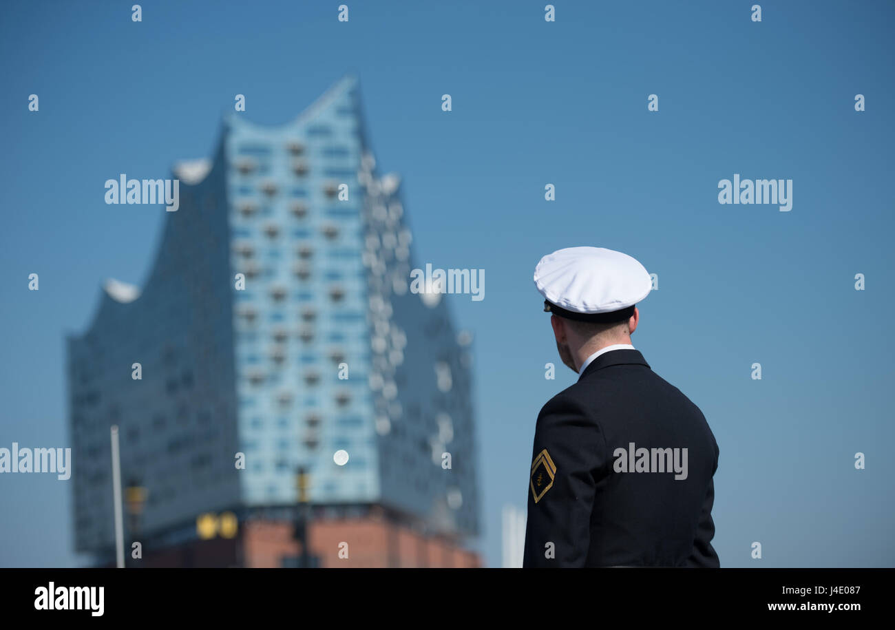 Hamburg, Germany. 11th May, 2017. dpatop - A German Navy sailor stands ...