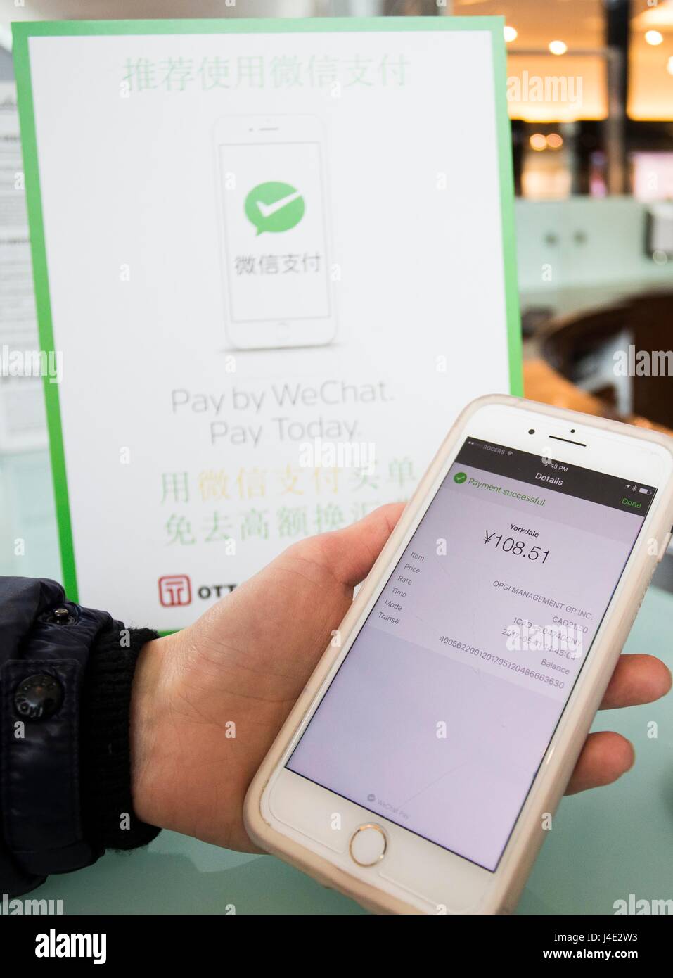 (170512) -- TORONTO, May 12, 2017 (Xinhua) -- A consumer shows a WeChat ...