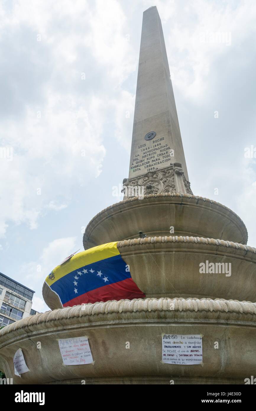 Young people place a flag of Venezuela in the Obelisk of the France ...