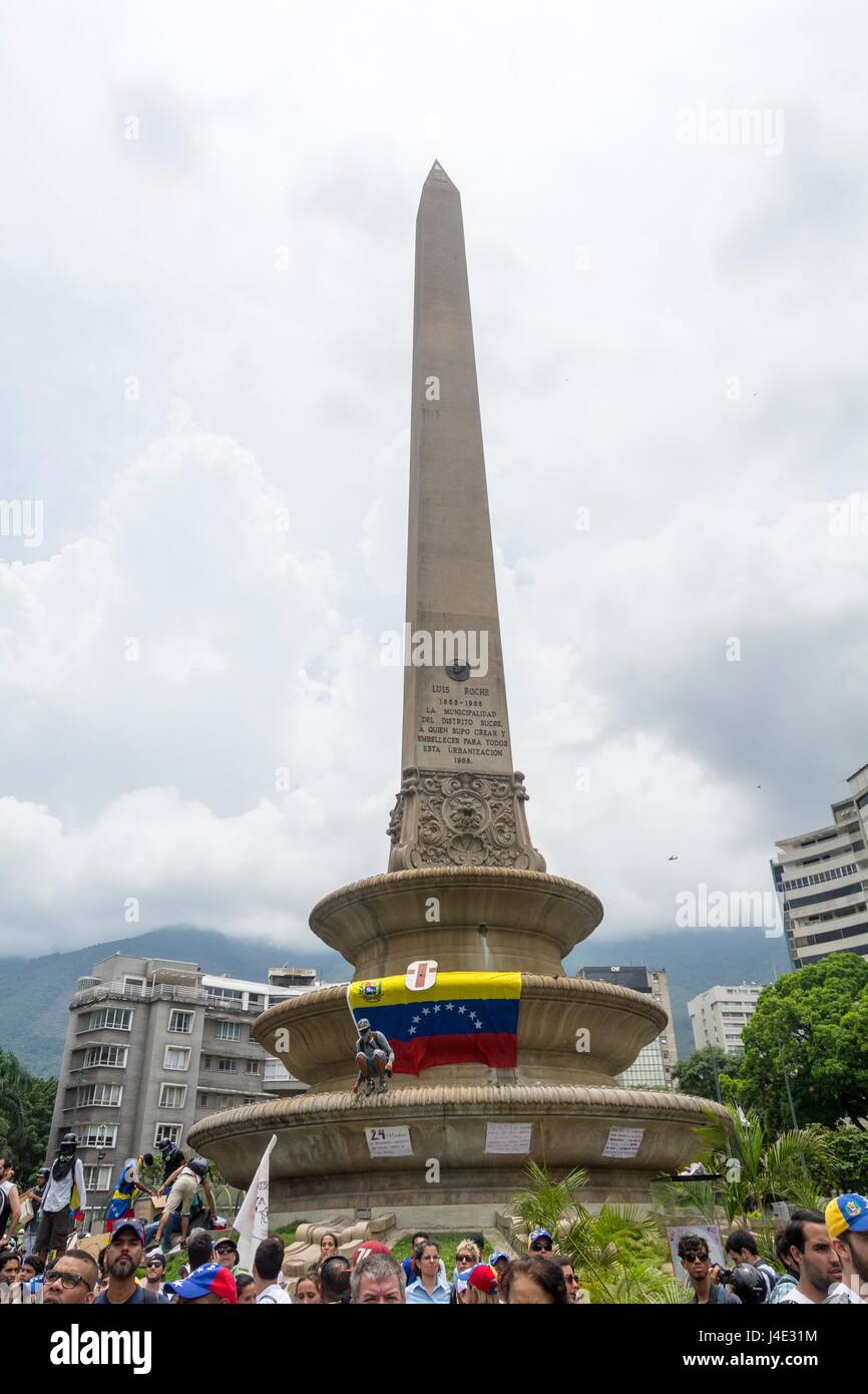 Young people place a flag of Venezuela in the Obelisk of the France ...