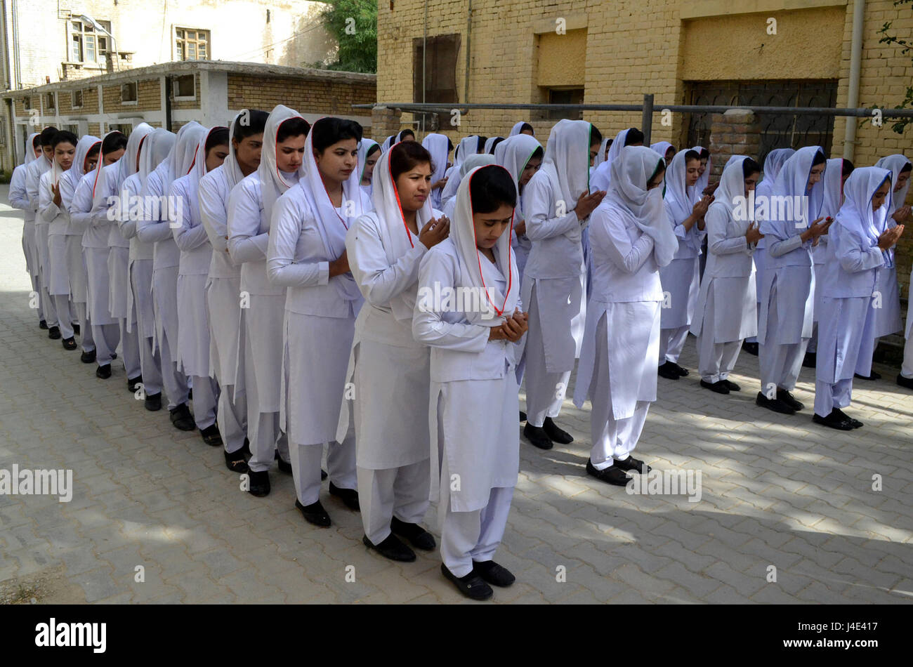 Quetta, Pakistan. 12th May, 2017. Pakistani nurses pray on the start of ...