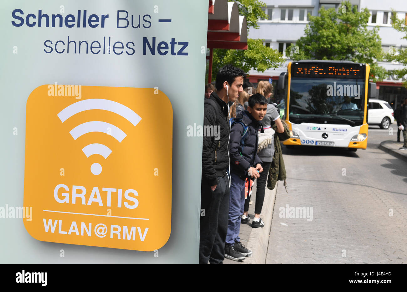"Gratis WLAN@RMV" can be read on the glass window of a bus of the line ...
