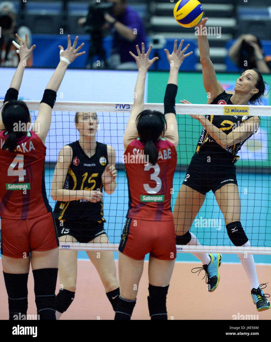Kobe, Japan. 12th May, 2017. Gozde Kirdar (1st R) of Vakifbank Istanbul ...
