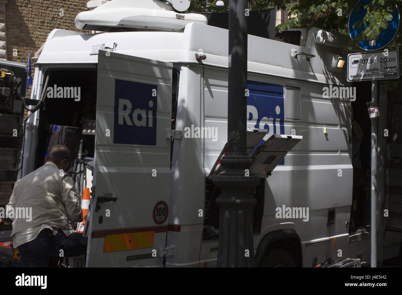 Rome, Italy. 12th May, 2017. Double explosion in Rome - Via Marmorata ...