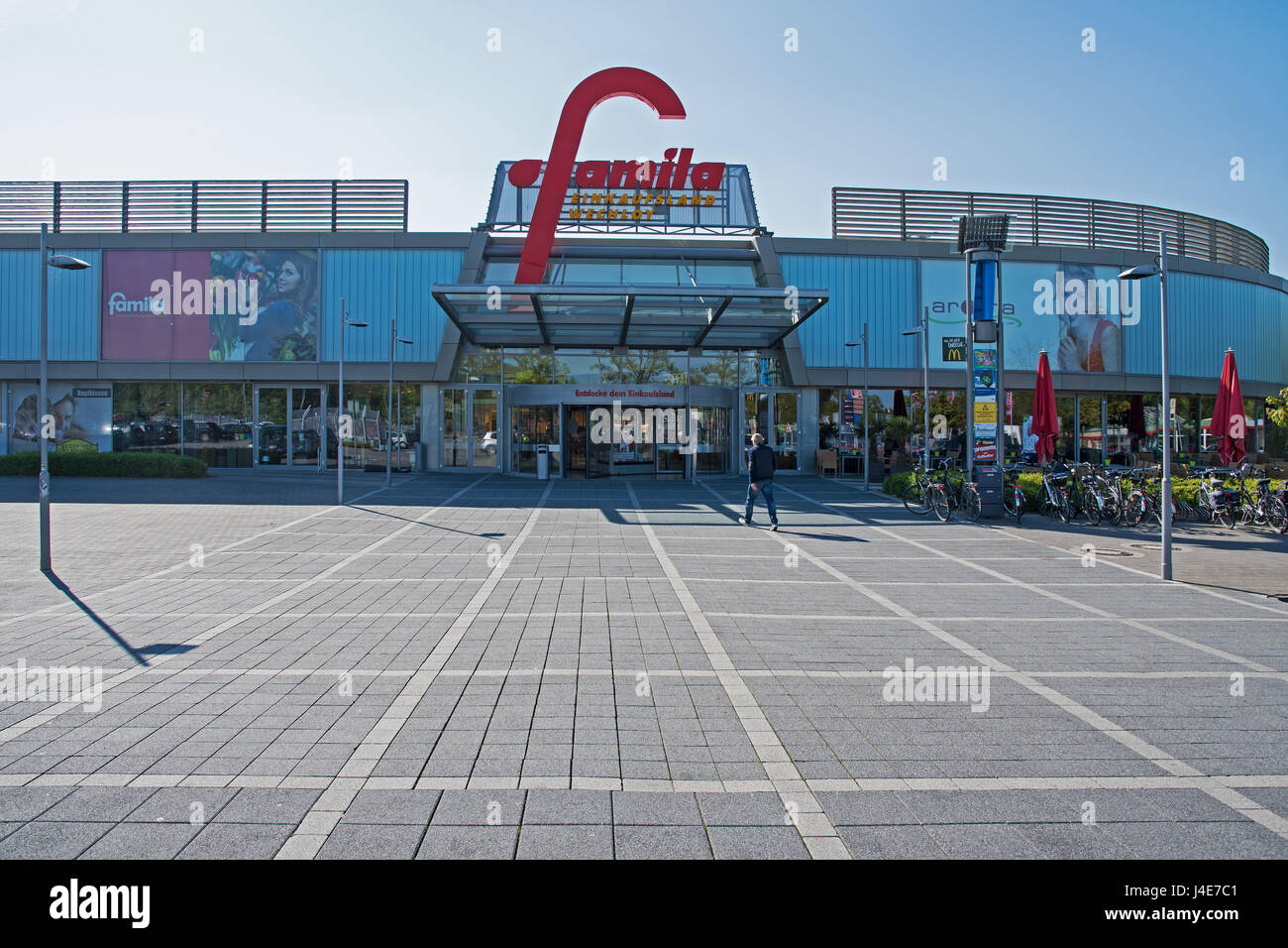 Oldenburg, Germany. 11th May, 2017. Shoppers at a Famila shopping ...