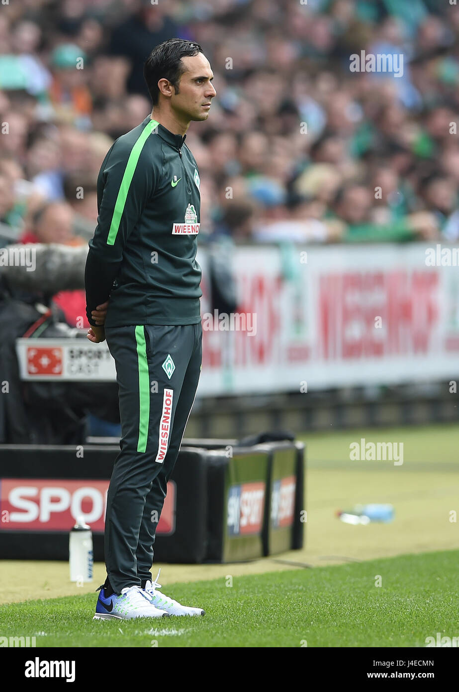 Bremen, Germany. 13th May, 2017. Bremen's coach Alexander Nouri reacts ...
