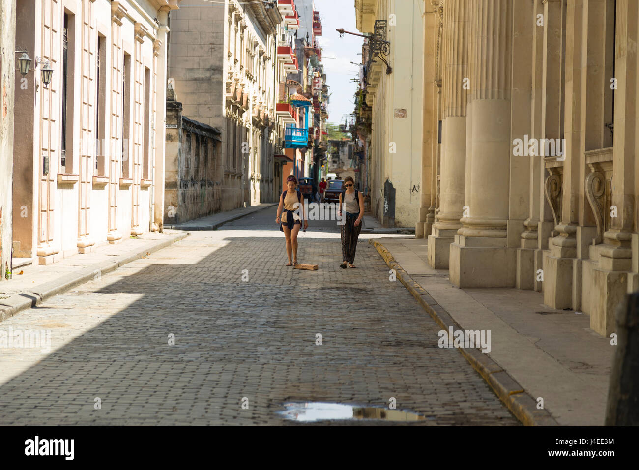 Havana cuba girls malecon hi-res stock photography and images - Alamy
