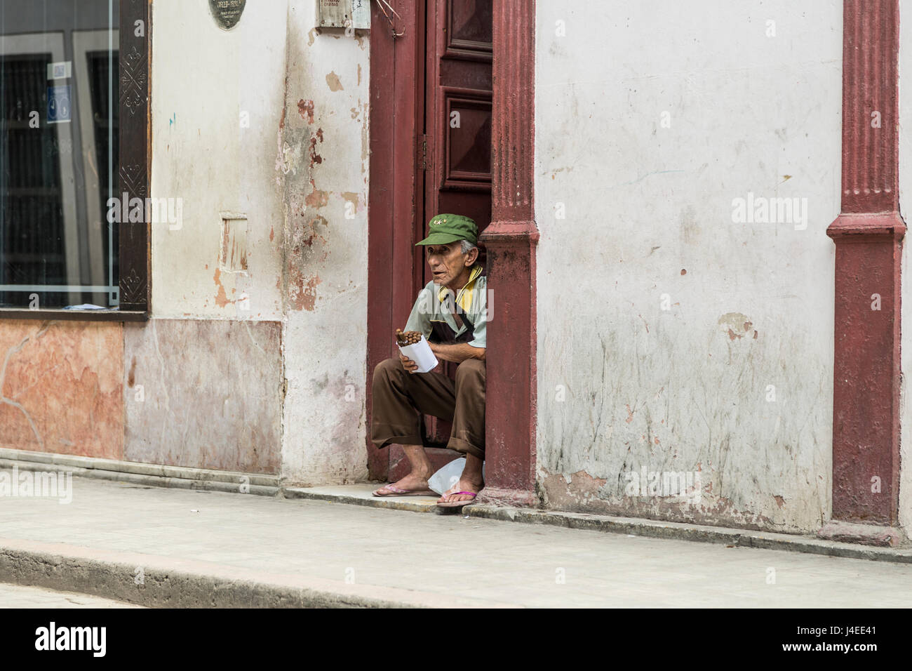 Old man selling cigars in Havana, Cuba Stock Photo - Alamy