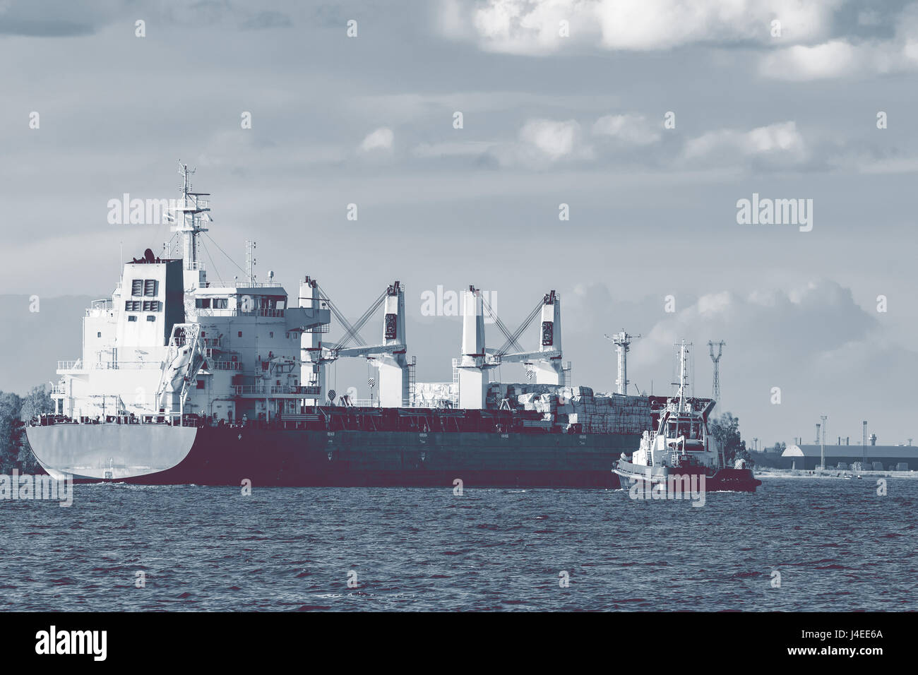 Red tugboat towing tanker hi-res stock photography and images - Alamy