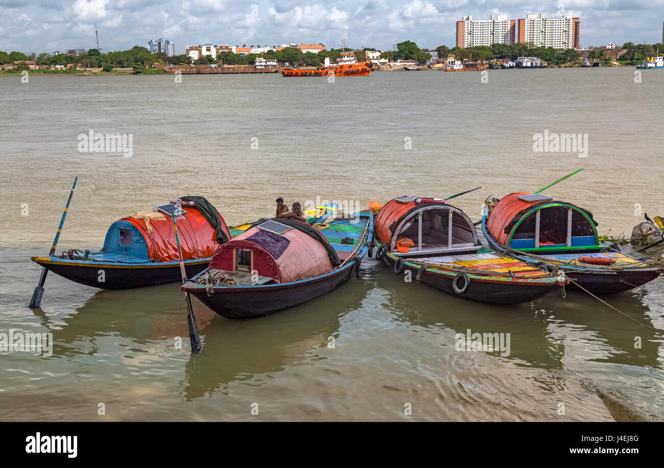 India wooden boats hi-res stock photography and images - Alamy
