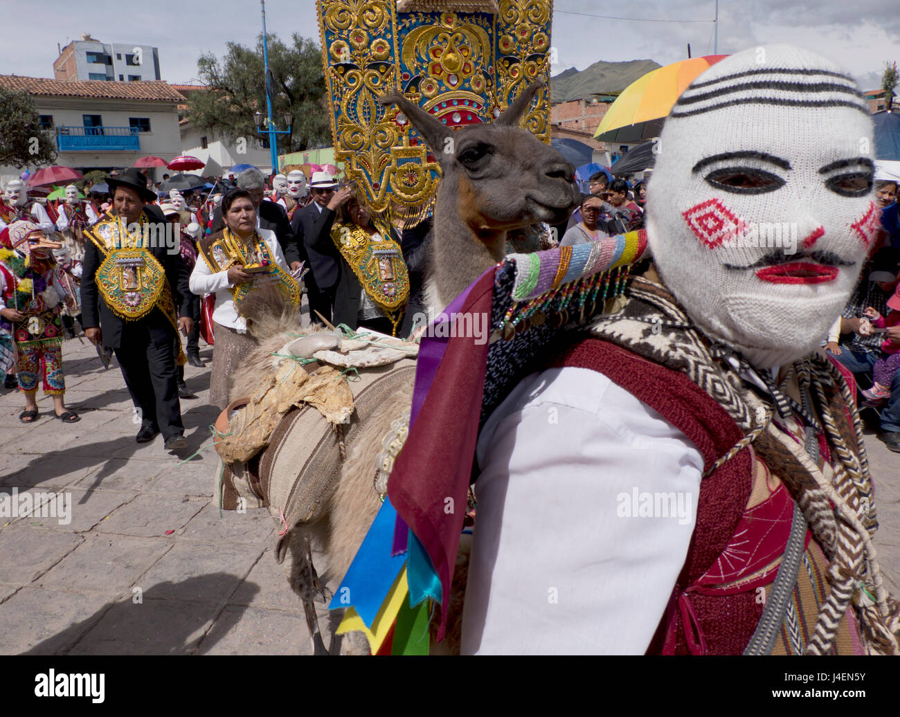 Peruvian men in traditional clothing hi-res stock photography and ...