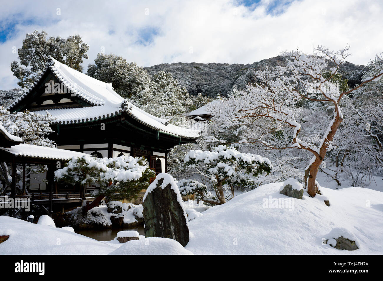 Temple kyoto snow hi-res stock photography and images - Alamy