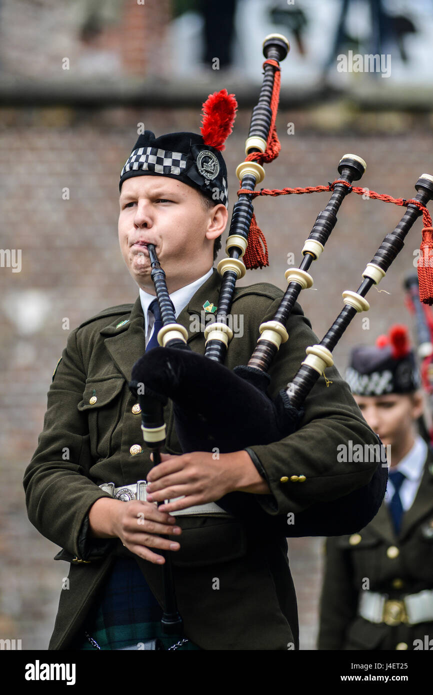 Military bagpipe player hi-res stock photography and images - Alamy