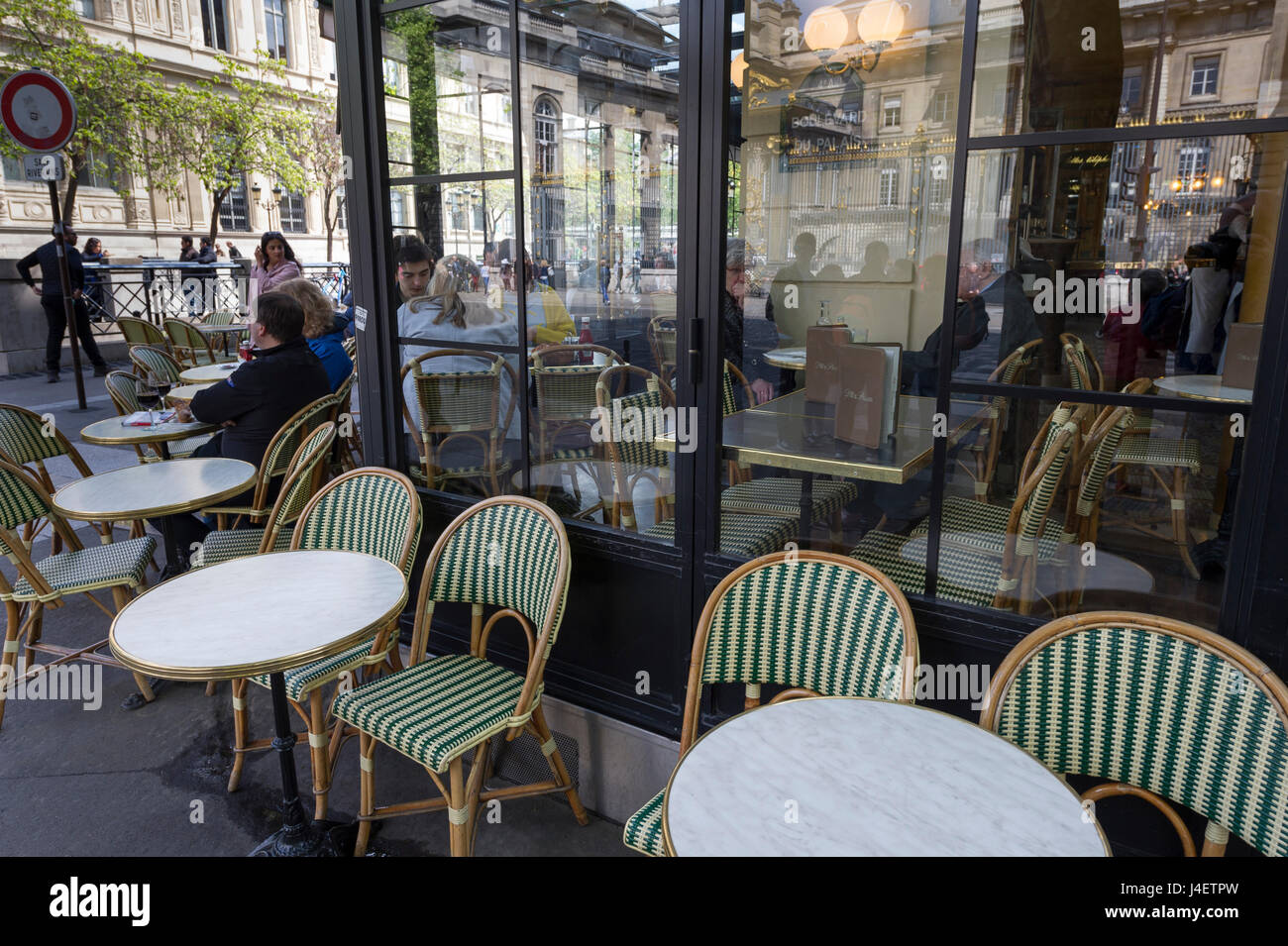 Empty tables at a Parisian cafe Stock Photo - Alamy