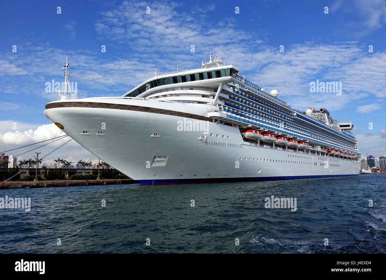 KAOHSIUNG, TAIWAN -- MAY 11, 2014: The gem class cruise ship Diamond ...