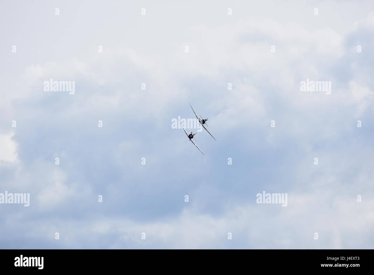 Airplanes flying together hi-res stock photography and images - Alamy