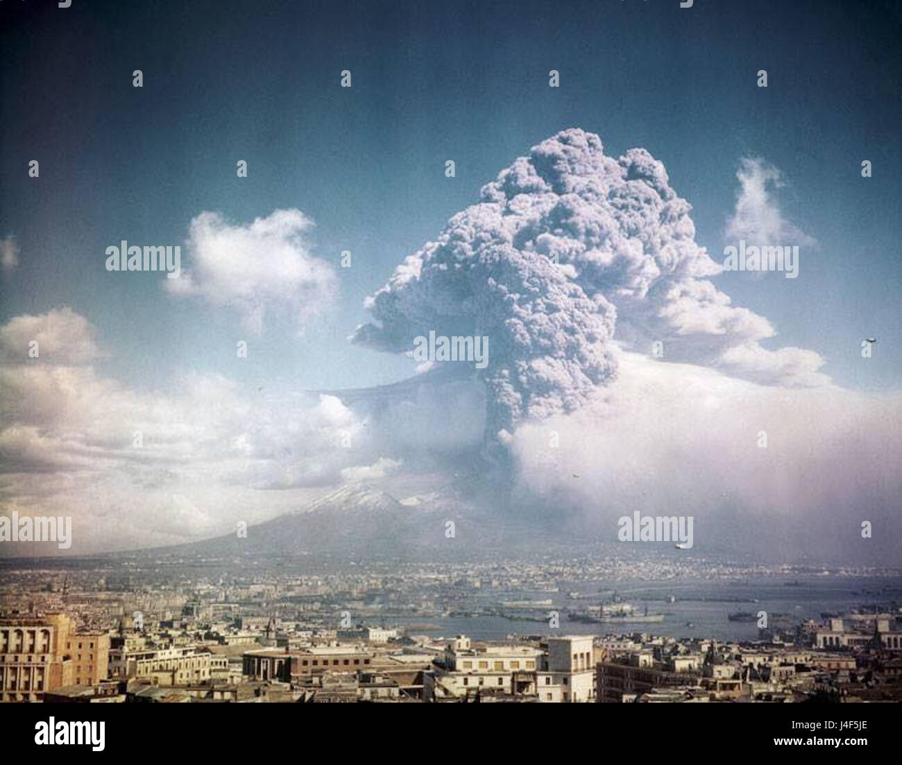 1944 eruption mount vesuvius hi-res stock photography and images - Alamy