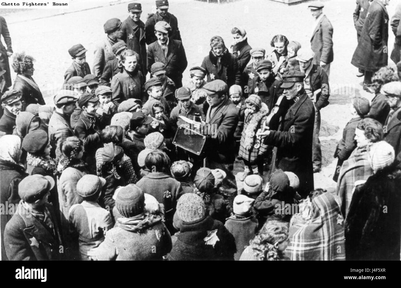 Jankiel Herszkowicz and Karol Rozencwajg, captured by Mendel Grossman ...
