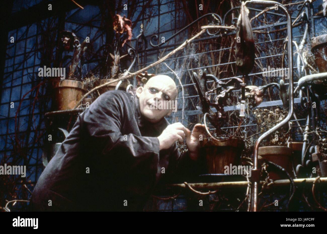 The Addams Family Year : 1991 USA Director : Barry Sonnenfeld ...