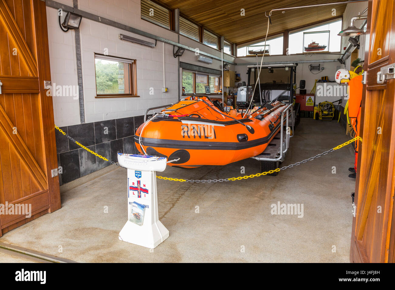 Small lifeboat hi-res stock photography and images - Alamy