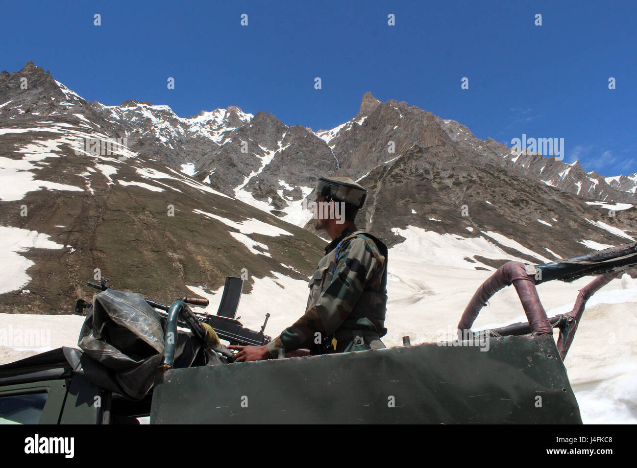 Srinagar, India. 12th May, 2017. Indian army soldiers guard from their ...