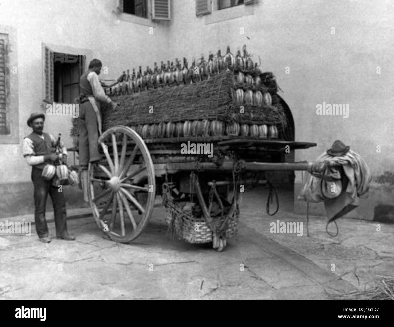 Scaricamento dei fiaschi di vino Stock Photo - Alamy