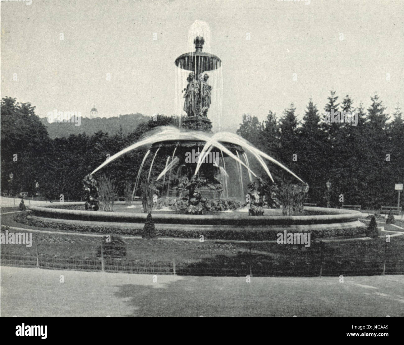 Springbrunnen im Grazer Stadtpark um 1898 Stock Photo - Alamy