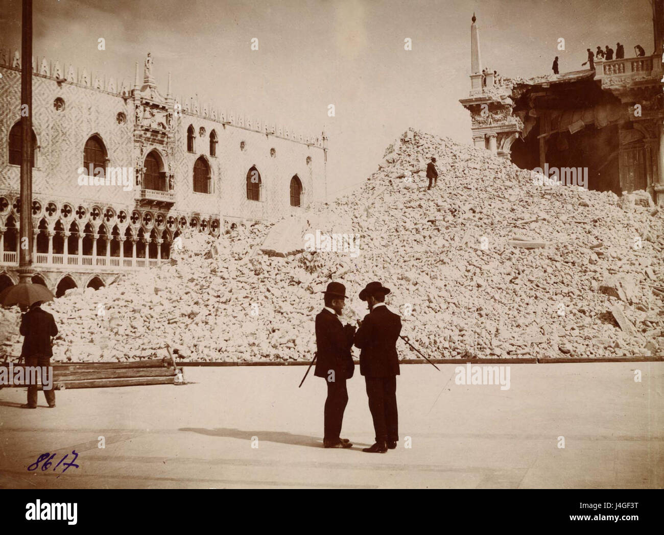 Collapse campanile venice 1902 hi-res stock photography and images - Alamy