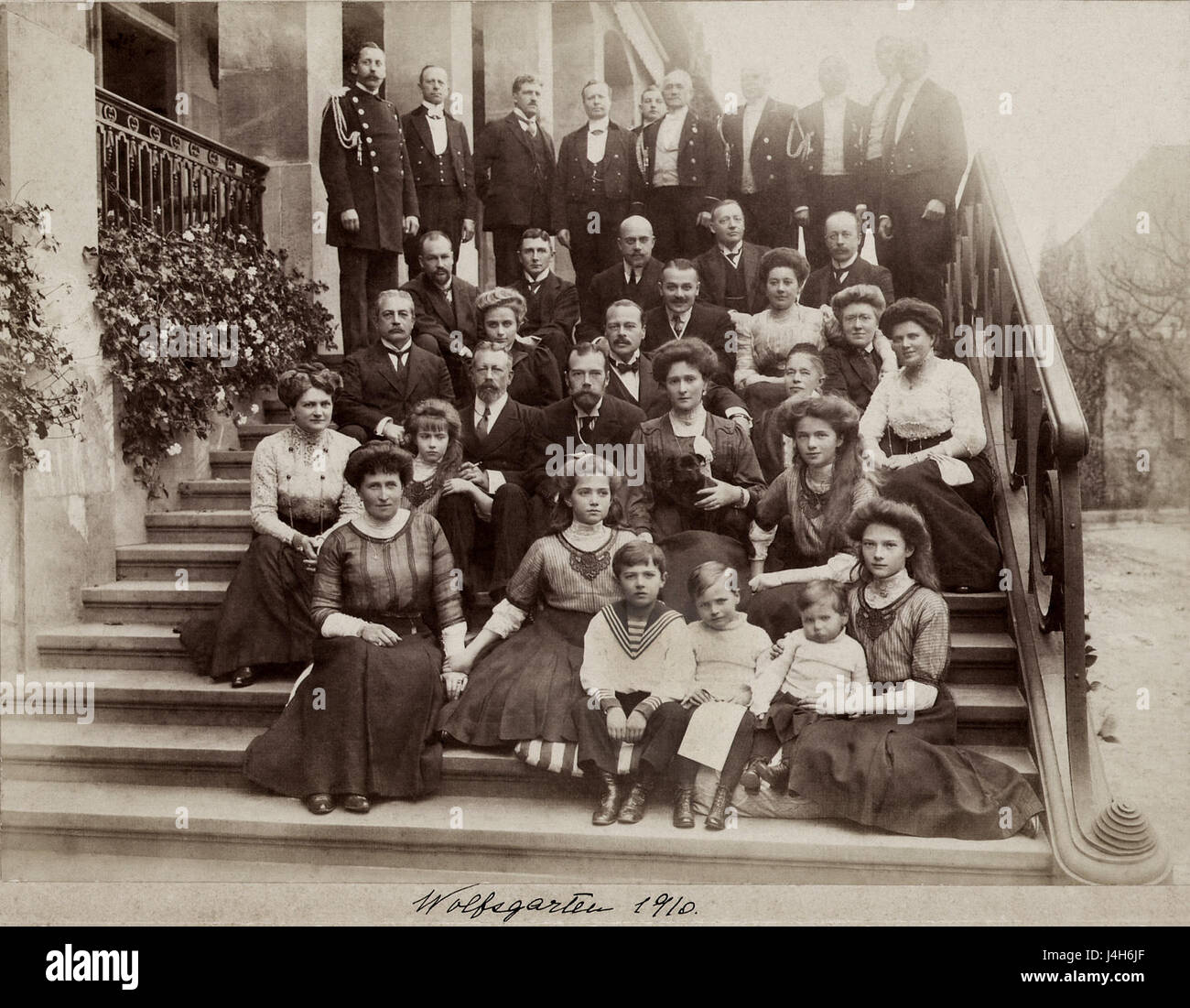 Royal family group hi-res stock photography and images - Alamy