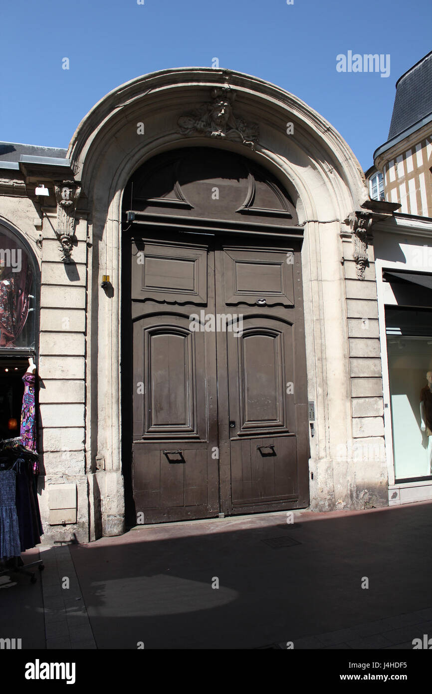 Rue portail hi-res stock photography and images - Alamy