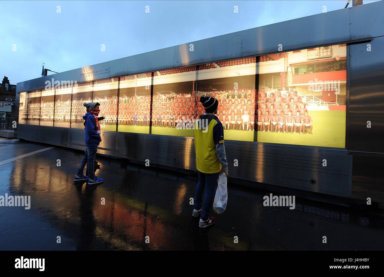 THE SPIRIT OF HIGHBURY DISPLAY ARSENAL V MANCHESTER UNITED EMIRATES ...