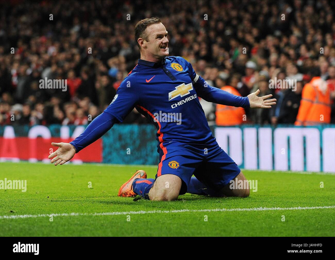 WAYNE ROONEY OF MANCHESTER UNITED CELEBRATES SCORING HIS GOAL TO MAKE ...