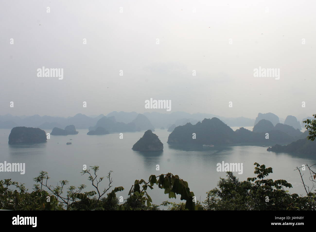 Misty ha long bay vietnam hi-res stock photography and images - Alamy