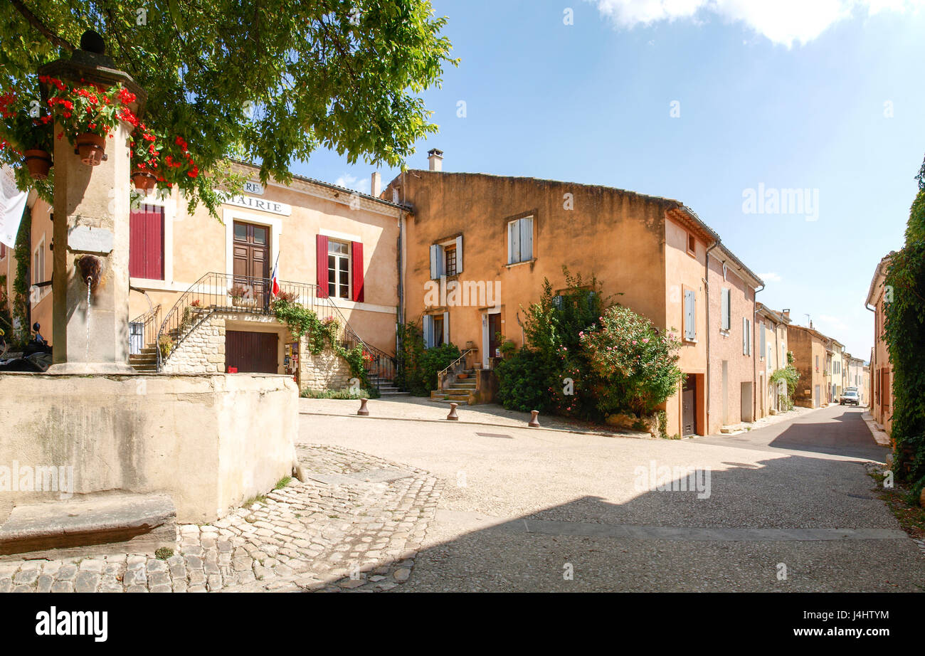 France - August 18, 2016: square of a Provencal village Stock Photo - Alamy