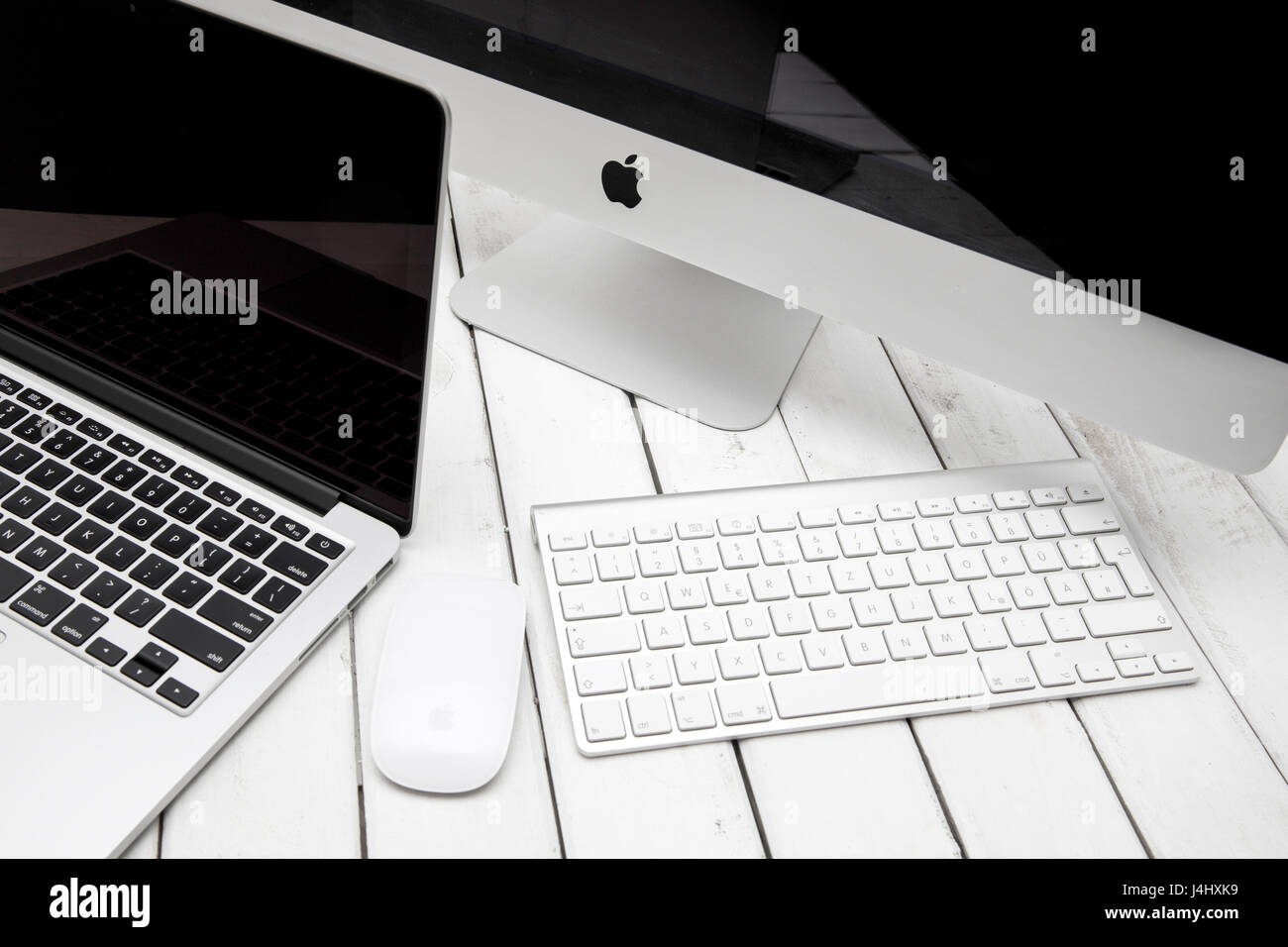 iMac computer and MacBook laptop on the table Stock Photo - Alamy