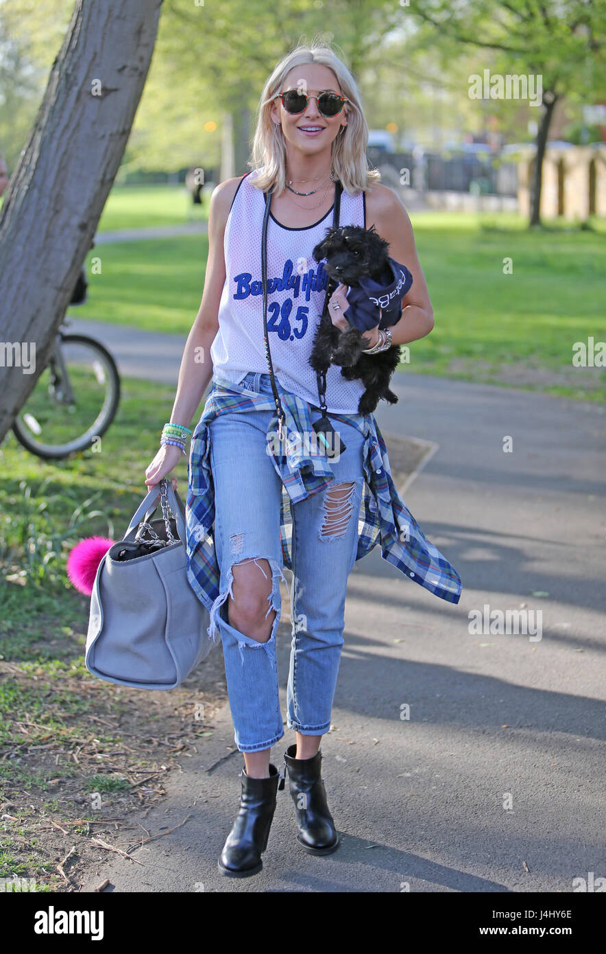 Stephanie Pratt goes to the park to walk her dog in Chelsea Featuring ...