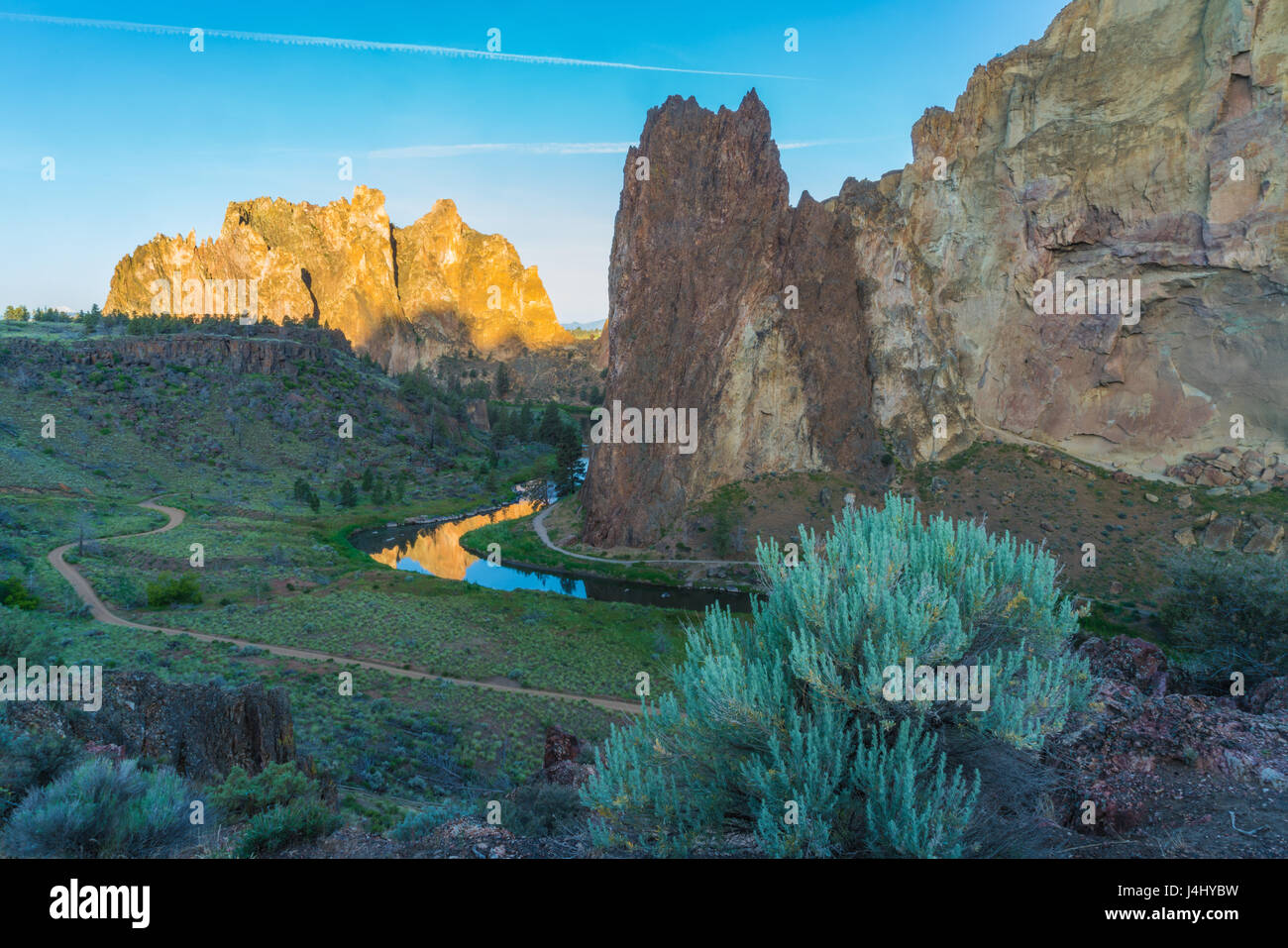 Sunrise view of Smith rock State Park and the crooked River in Oregon ...