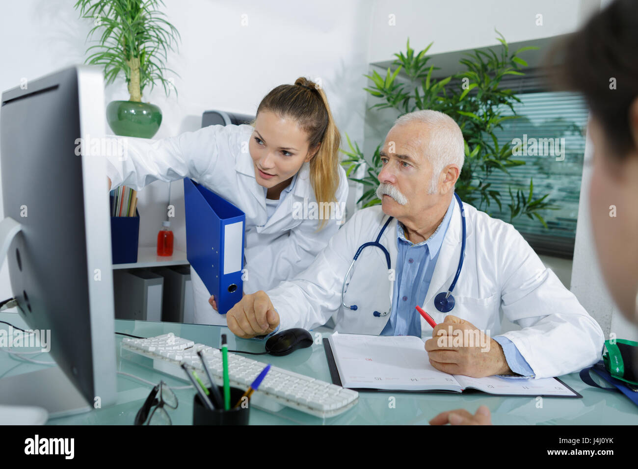 Senior doctor and student hi-res stock photography and images - Alamy