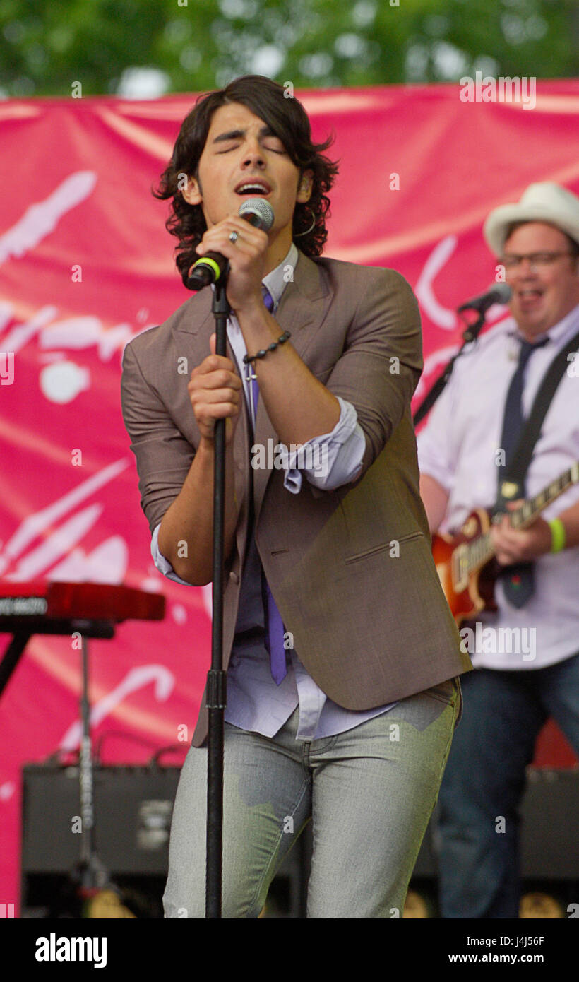 Musician Joe Jonas of The Jonas Brothers performing at the 2008 102.7 ...