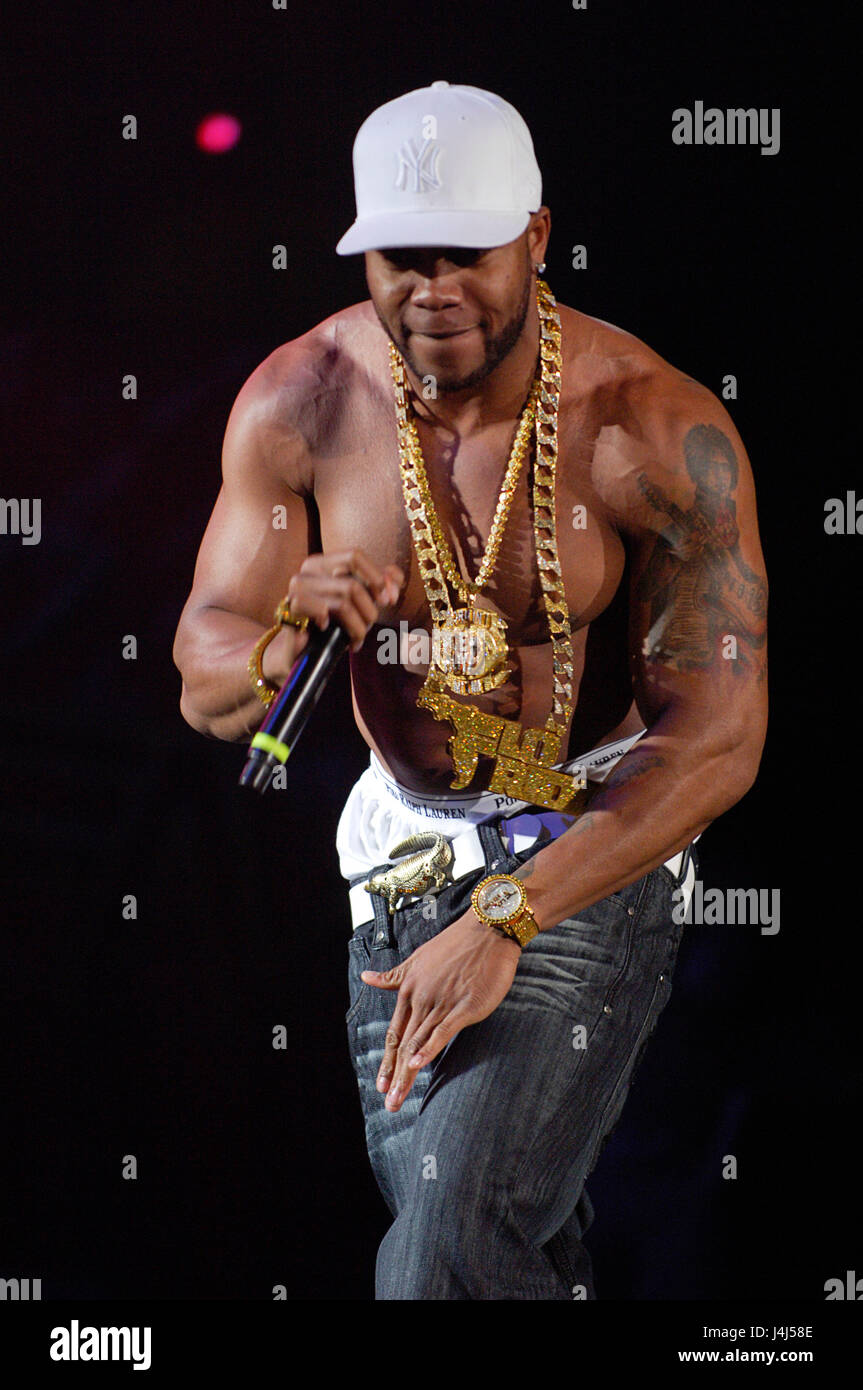 Rapper Flo Rida performing at the 2008 102.7 KISS FM Wango Tango ...