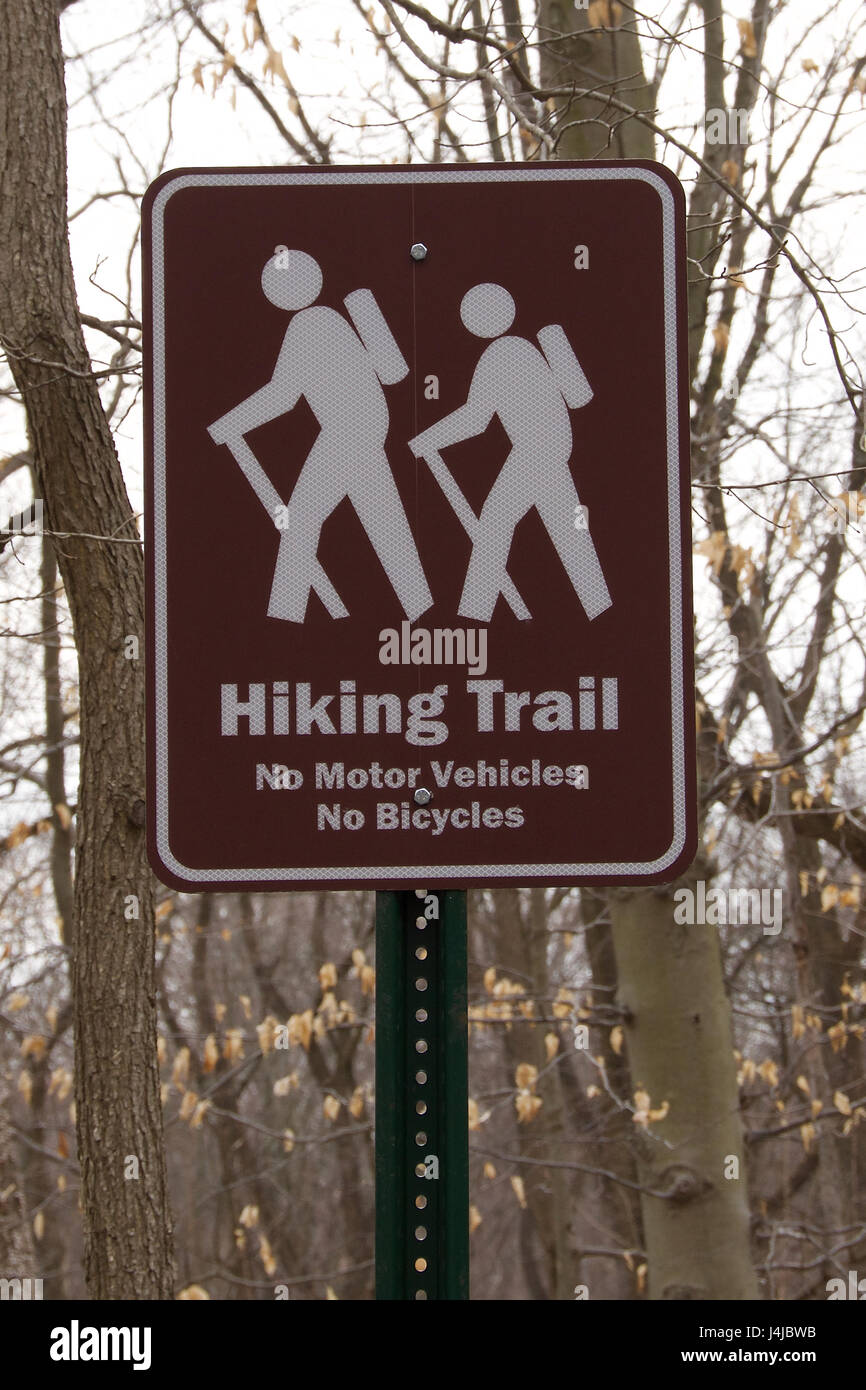 hiking tail sign posted on forest trail Stock Photo - Alamy
