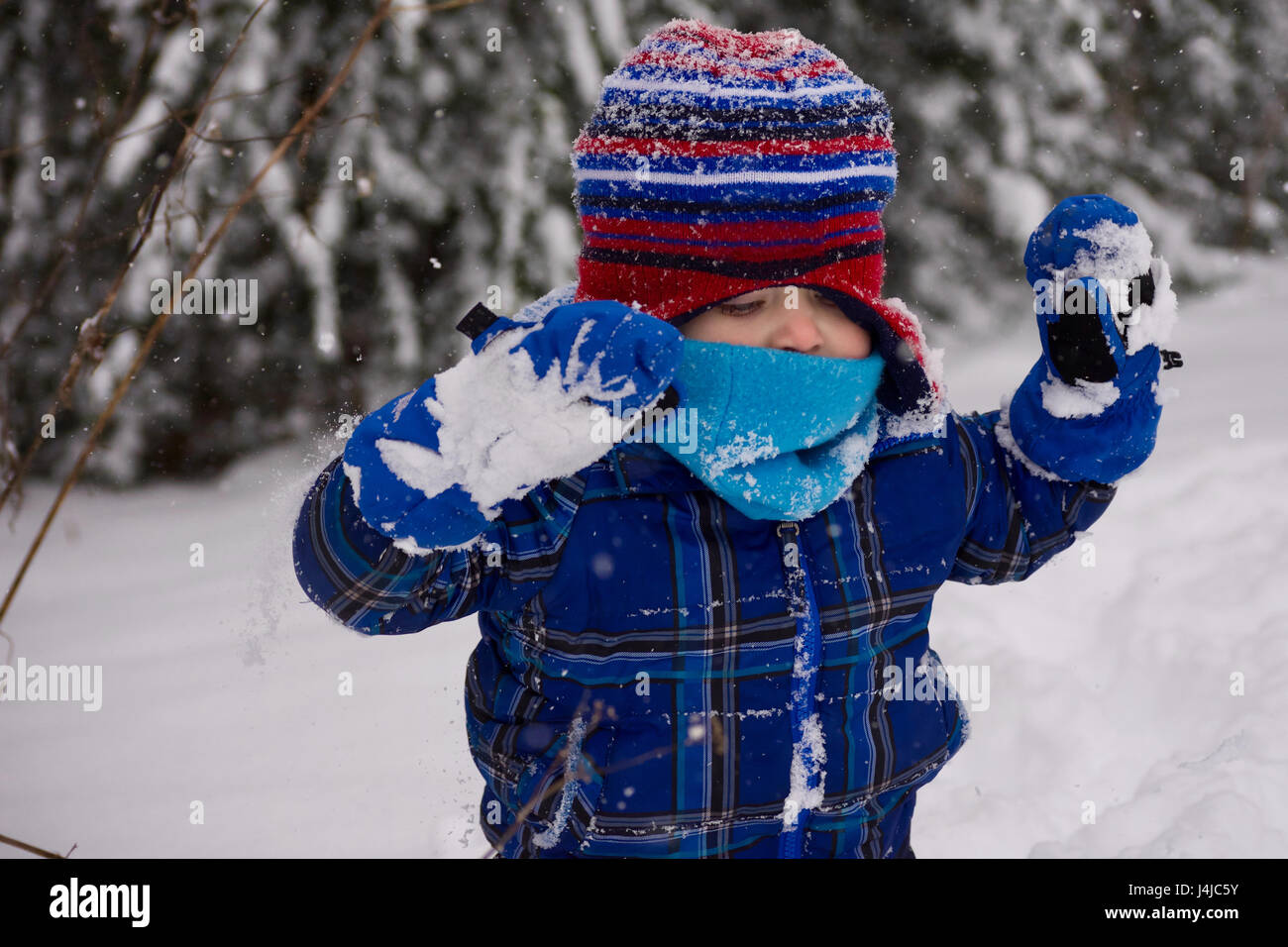 Bundled Up For Cold Stock Photos & Bundled Up For Cold Stock Images - Alamy