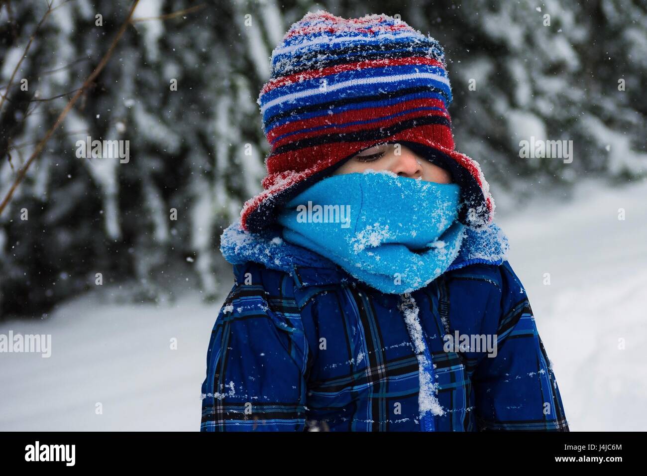 Bundled up for cold hi-res stock photography and images - Alamy