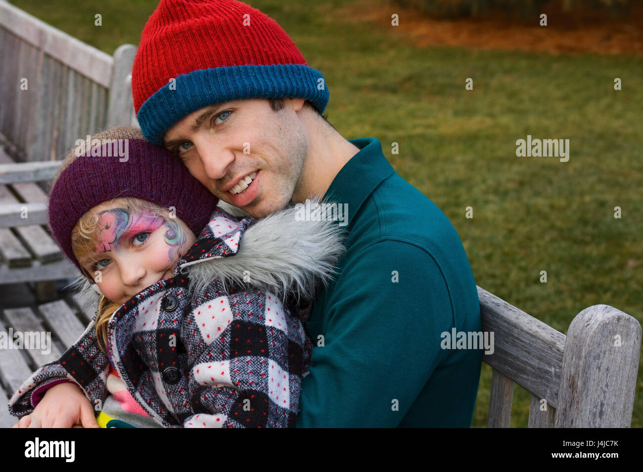 Girl hugging daddy hi-res stock photography and images - Alamy