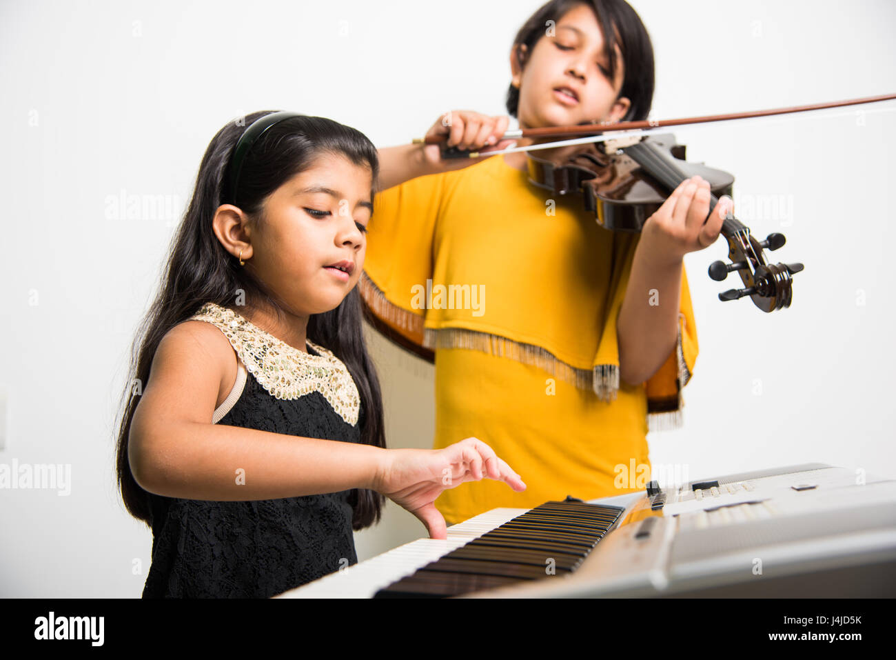 Two girls play violin hi-res stock photography and images - Alamy